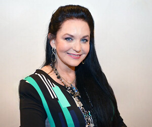 Crystal Gayle Height, Weight, Religion, Net Worth, Age, Bio